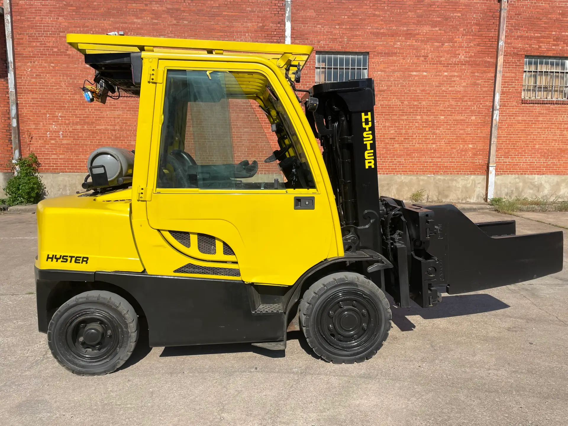 2020 Hyster H80FT w/Bale Clamp | 4K Lift Company